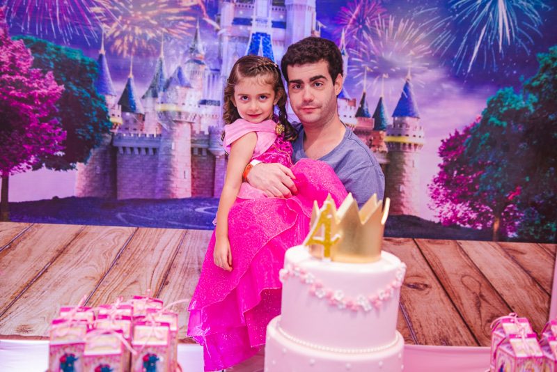 Clarissa Coelho e Márcio Calux festejam os quatro anos de Nicole no ...