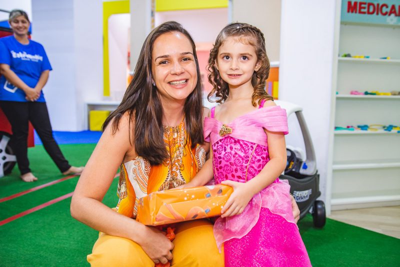 Clarissa Coelho e Márcio Calux festejam os quatro anos de Nicole no ...