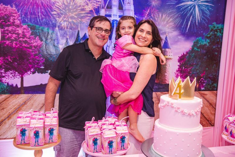 Clarissa Coelho e Márcio Calux festejam os quatro anos de Nicole no ...