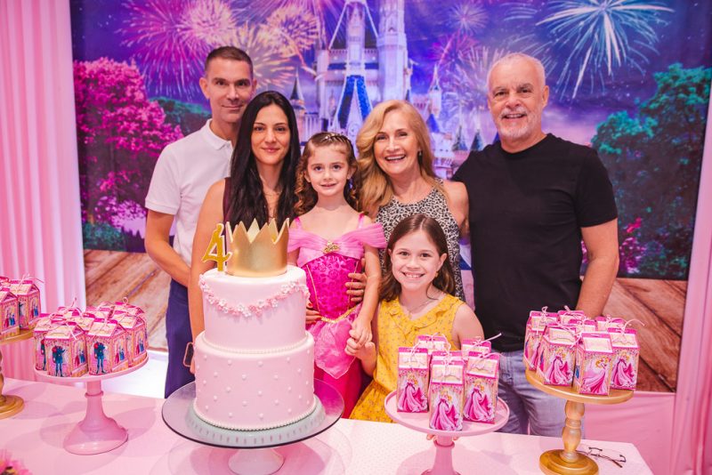 Clarissa Coelho e Márcio Calux festejam os quatro anos de Nicole no ...