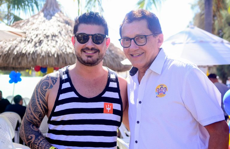 Eric Moreira festeja seus 35 anos rodeado de amigos na Praia do Futuro ...