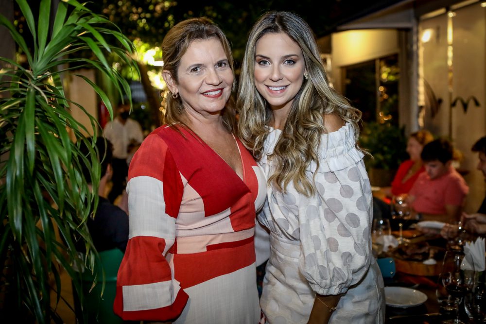 Fernanda Levy brinda a nova idade ao lado de Omar Macêdo em comemoração ...