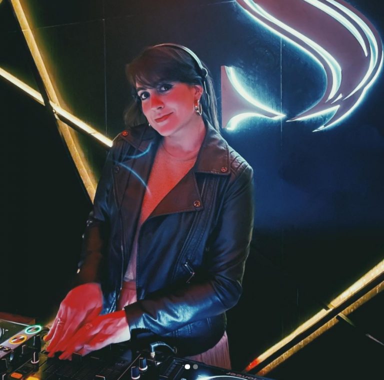 Dj Bia Portela aquece a pista de dança e abre os trabalhos na festa ...