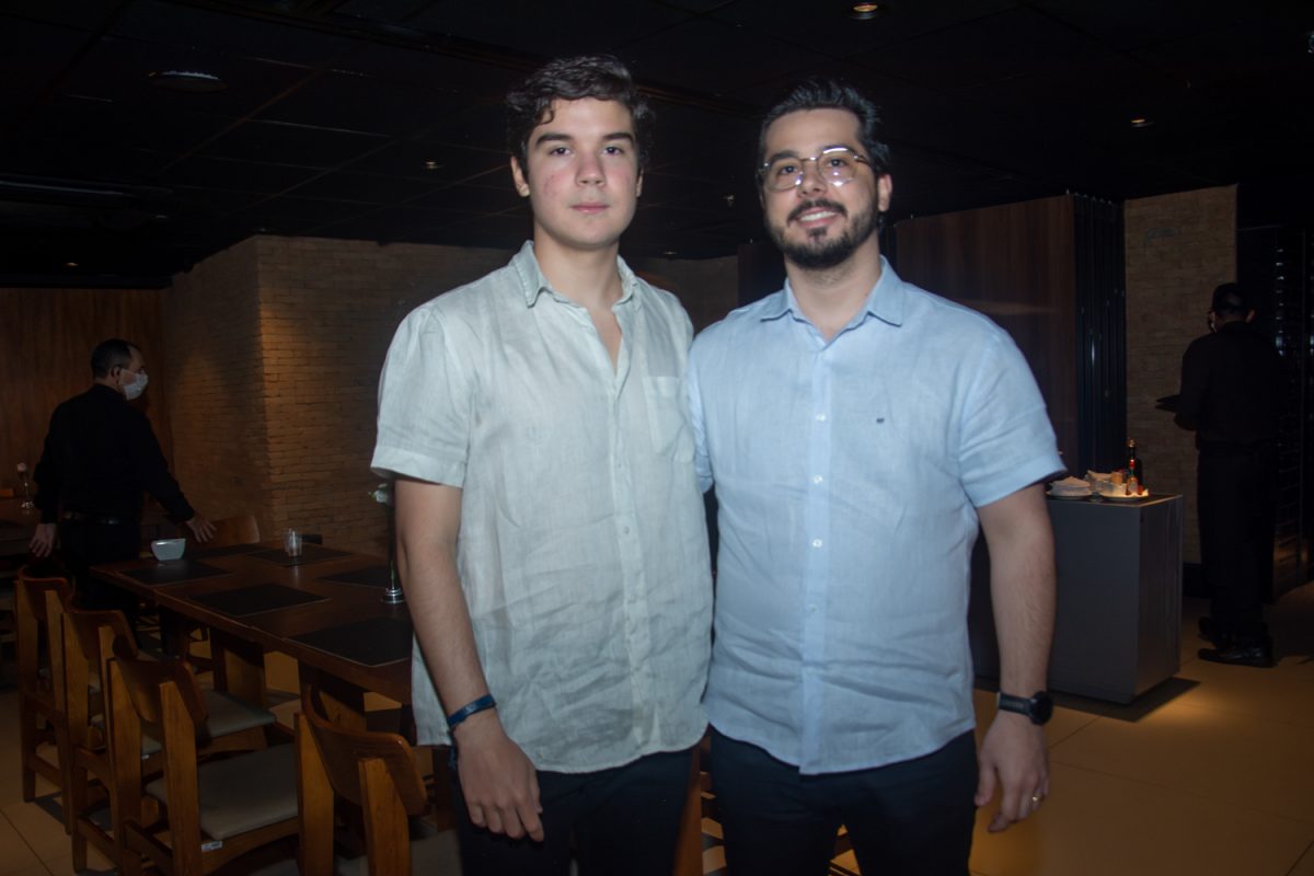 Rebeca e Carlinhos Fujita celebram os 6 anos de Rejane no Coco Bambu ...