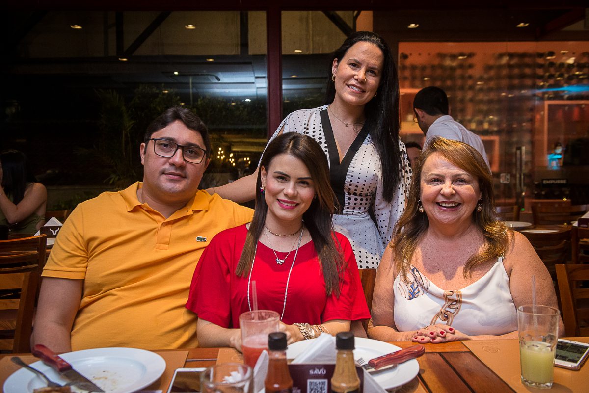 Em clima de alegria, Daniela Valente ganha festa surpresa para celebrar ...