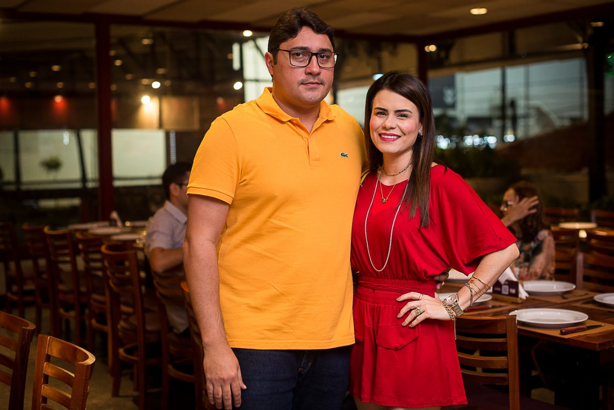 Em clima de alegria, Daniela Valente ganha festa surpresa para celebrar sua troca de idade ...