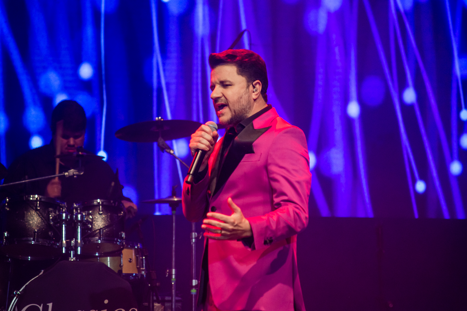 Maurício Manieri encanta o público com megashow “Classics” no Teatro ...