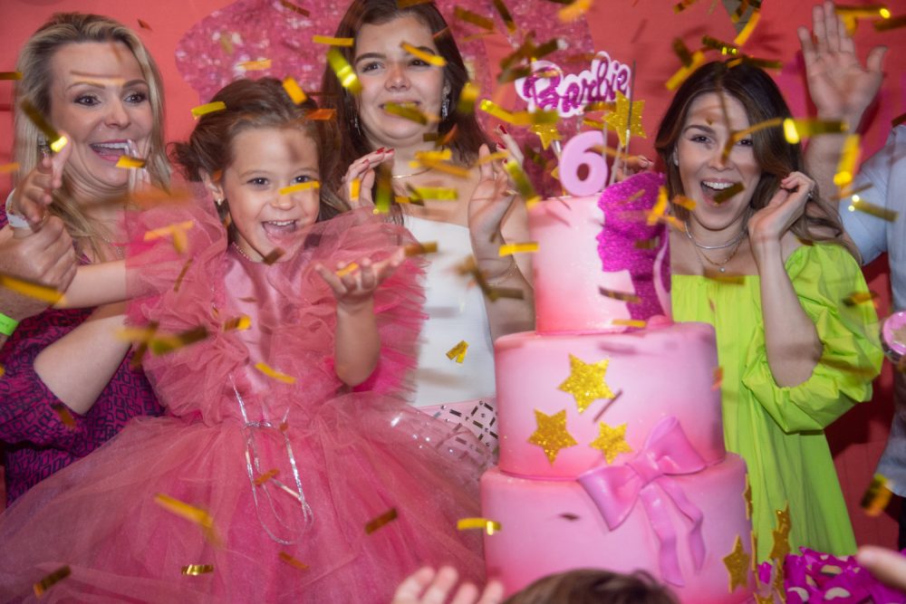 Rebeca e Carlinhos Fujita celebram os 6 anos de Rejane no Coco Bambu ...