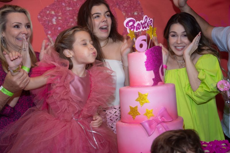 Rebeca e Carlinhos Fujita celebram os 6 anos de Rejane no Coco Bambu ...