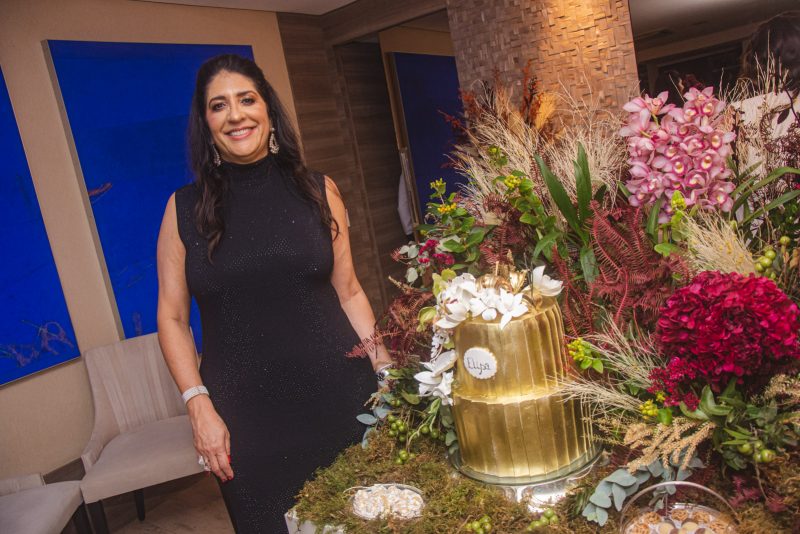 Elisa Oliveira abre as portas de seu apê para brindar a nova idade ...