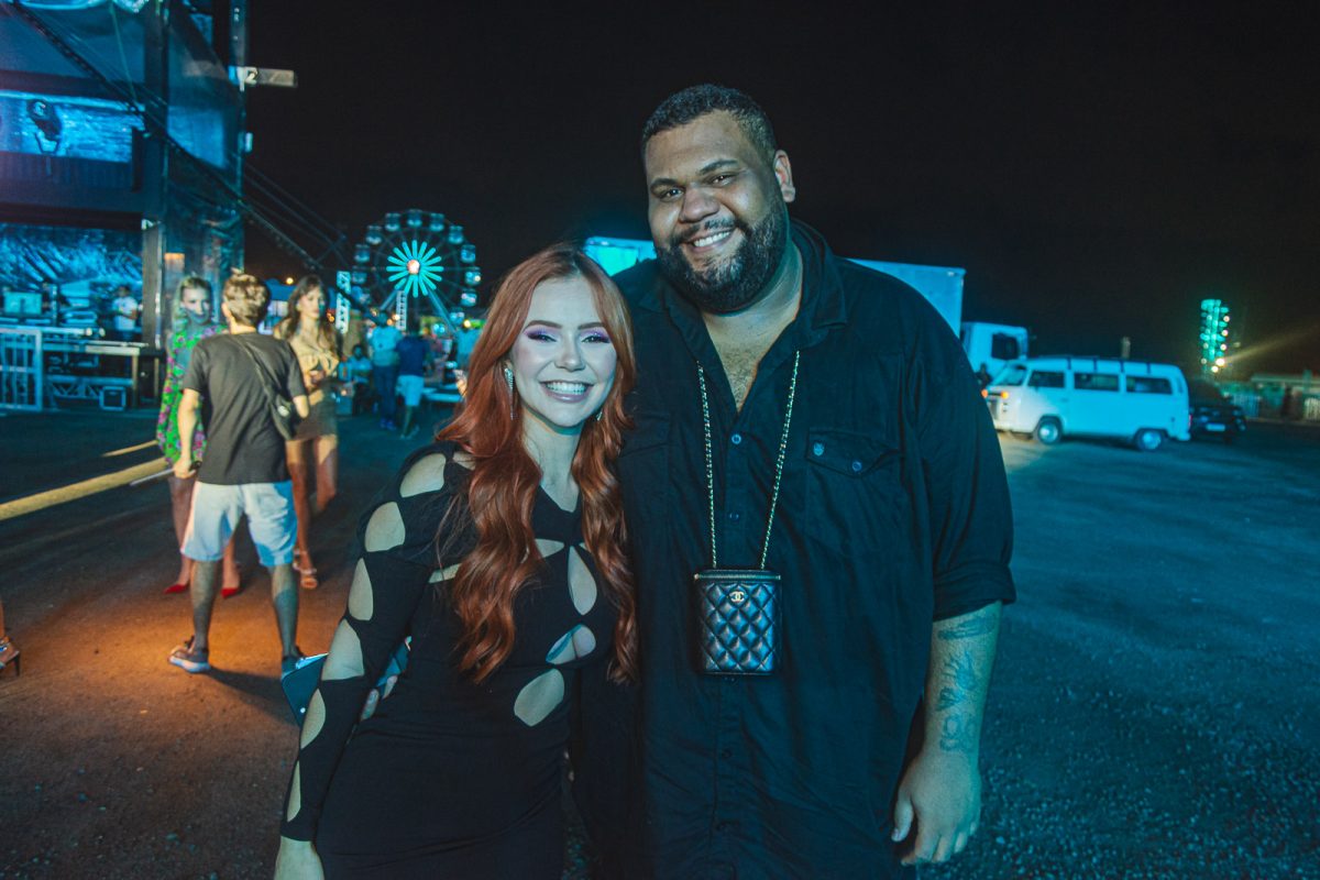 Famosos e influenciadores marcam presença no spoiler night do Aviões ...