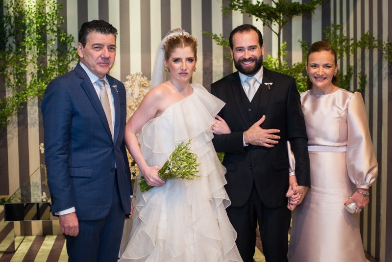 Victoria Petri e Rafael Gomes trocam alianças em uma elegante e ...