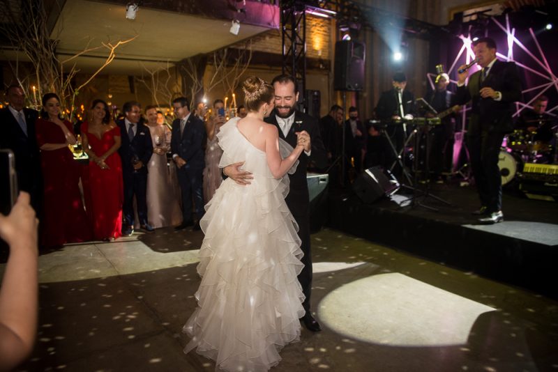 Victoria Petri e Rafael Gomes trocam alianças em uma elegante e ...