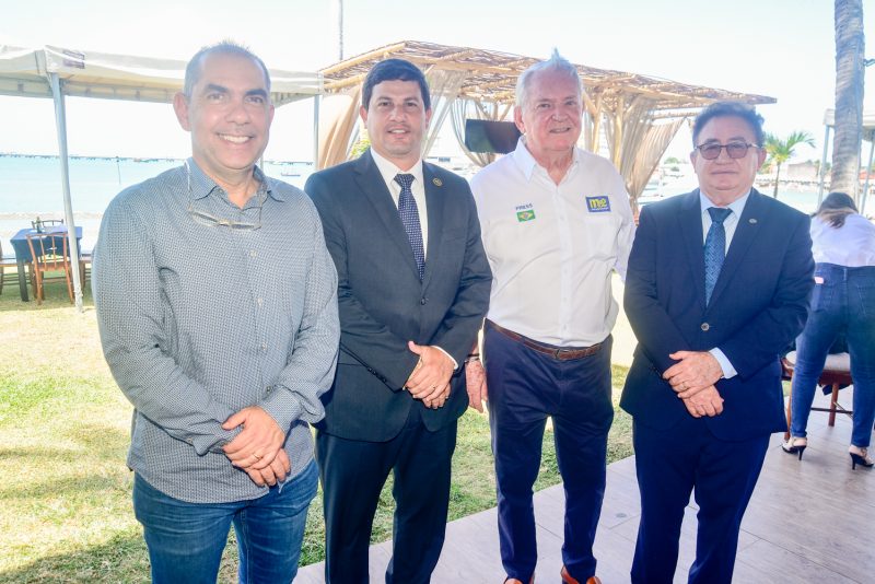Ministro do Turismo, Carlos Brito, é recepcionado no Iate Clube pelo ...