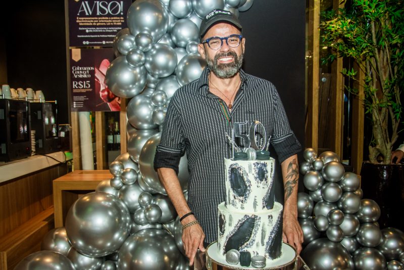 André Mota celebra a chegada da nova idade ao lado de uma turma das ...