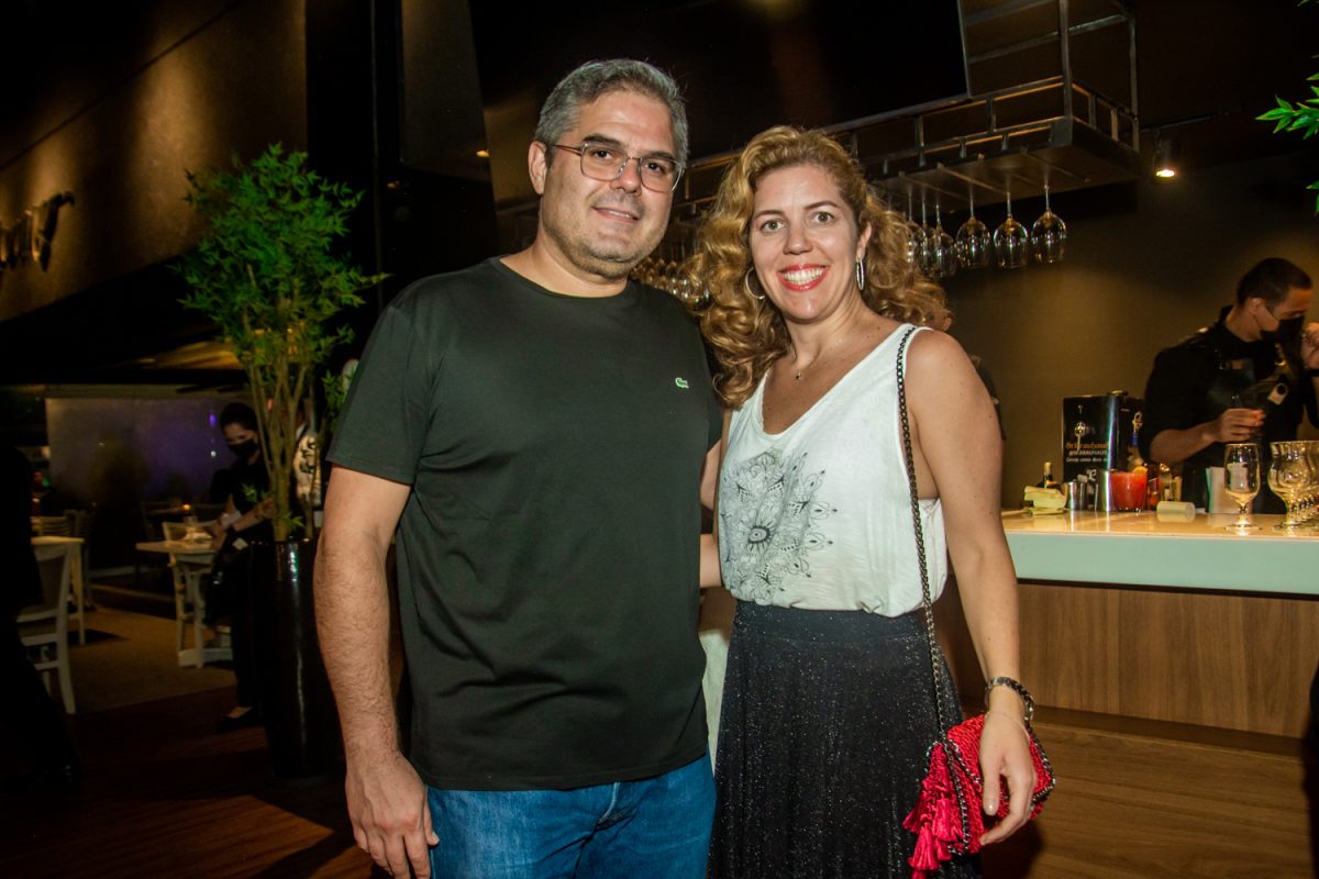 André Mota celebra a chegada da nova idade ao lado de uma turma das ...