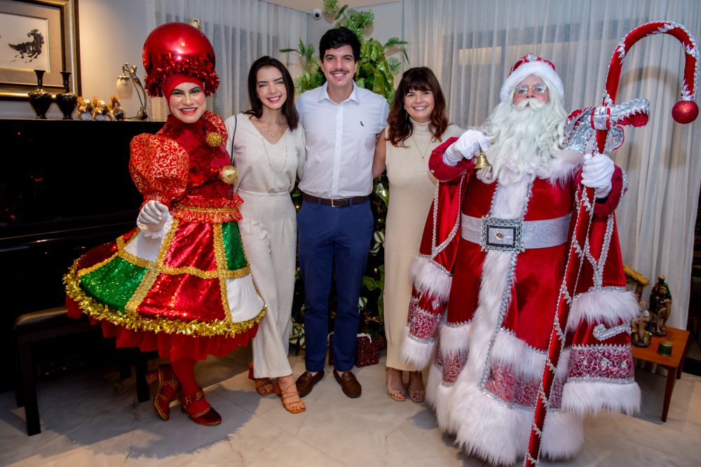 Carla Bezerra Lima reúne família e amigos para celebrar o Natal ...