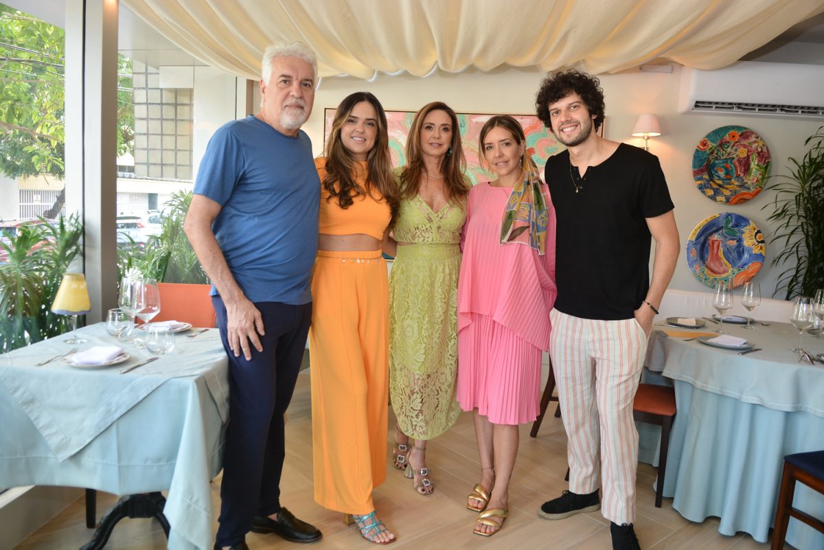 Cláudia Cartaxo festeja seu aniversário ao lado de amigos no Matisse ...