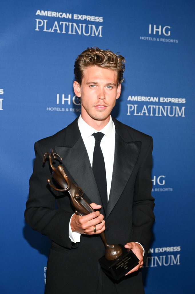 Austin Butler usa Ferragamo no 34° Festival Internacional de Cinema de ...