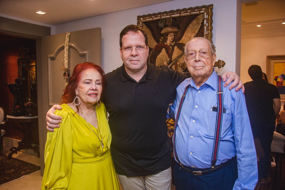 Edson Ventura Filho celebra troca de idade ao lado de amigos e ...