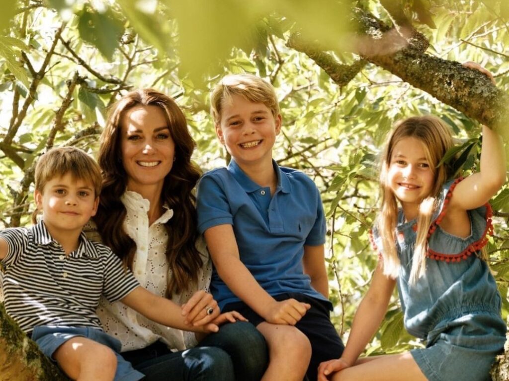 Kate Middleton publica foto com os filhos no Dia das Mães britânico ...