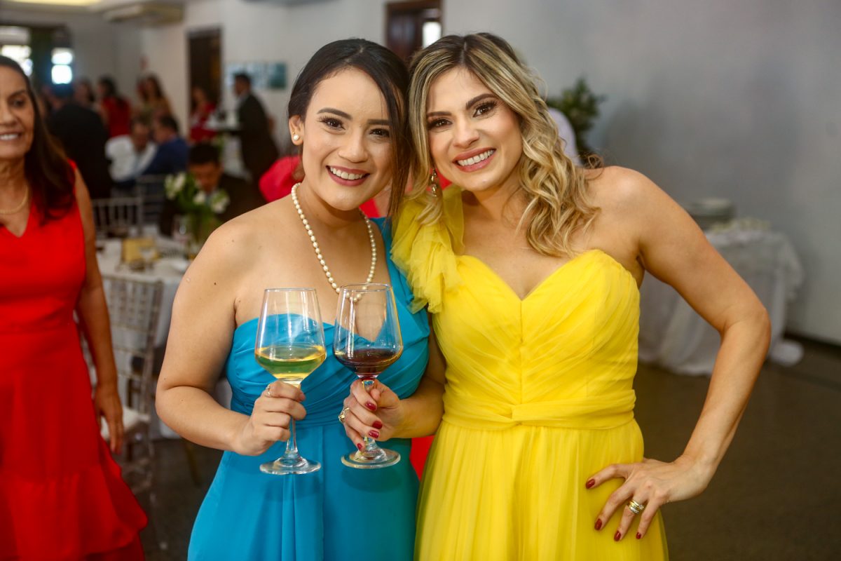 Amanda Aragão e Felipe Barbosa trocam alianças em uma emocionante e ...