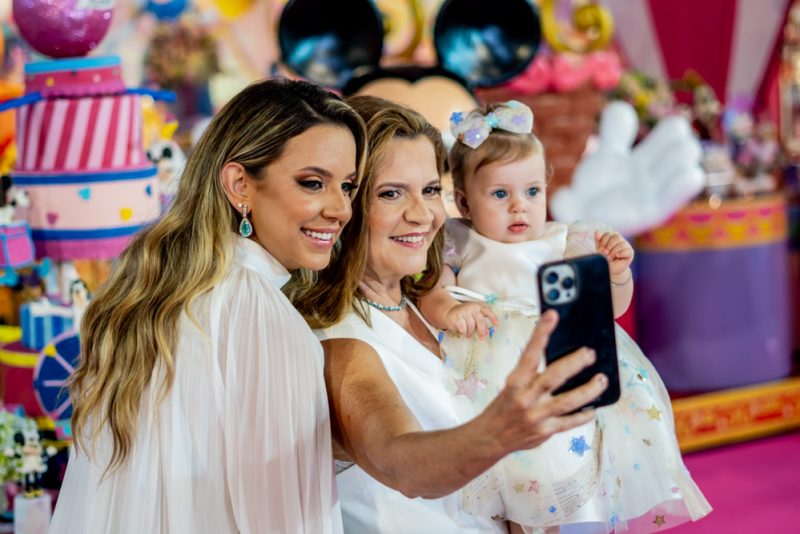 Fernanda Levy e Omar Macêdo comemoram primeiro aninho da herdeira Maria ...