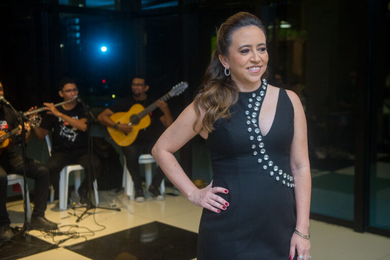 Denise Bringel celebra nova primavera em sua elegante residência ...