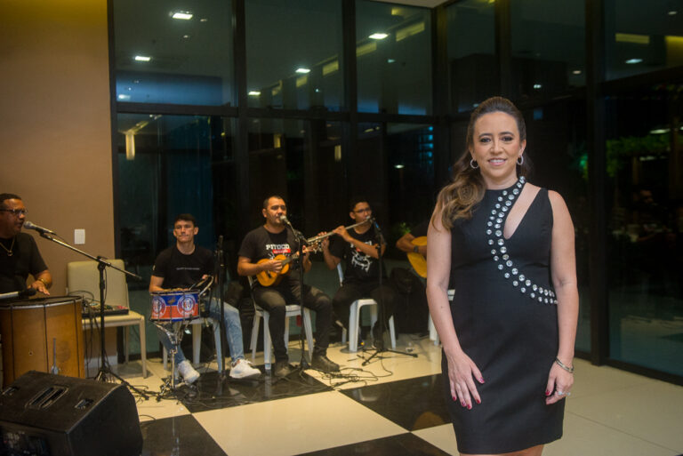 Denise Bringel celebra nova primavera em sua elegante residência ...
