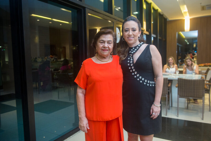 Denise Bringel celebra nova primavera em sua elegante residência ...