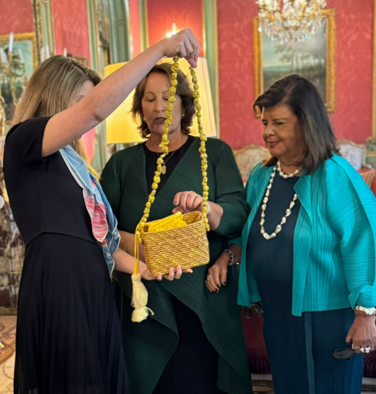 Luiza Helena Trajano e Annette Reeves presenteiam com artesanato ...