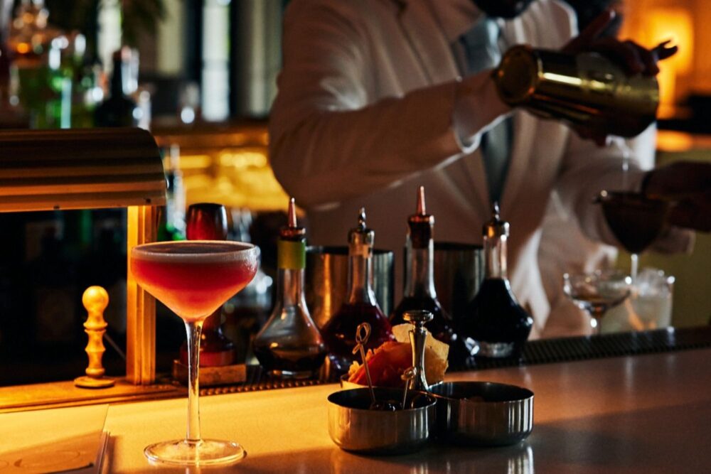 Jonathan Gabbay, diretor do Champagne Bar, destaca os 5 melhores bares ...