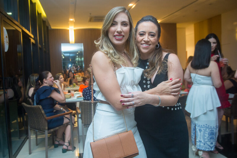 Denise Bringel celebra nova primavera em sua elegante residência ...