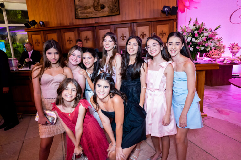 Giulia Dias Branco Vieira reúne família e amigos para celebrar seus 15 ...