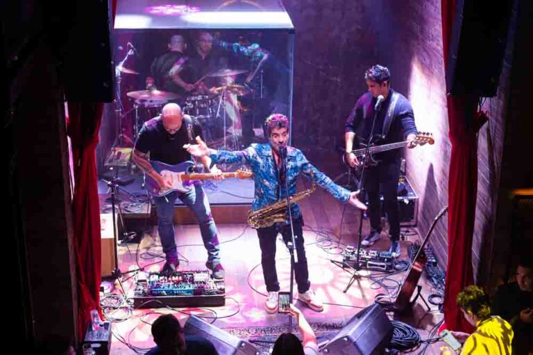 George Israel resgata sucessos do Kid Abelha no Pub 5 Elementos com ...
