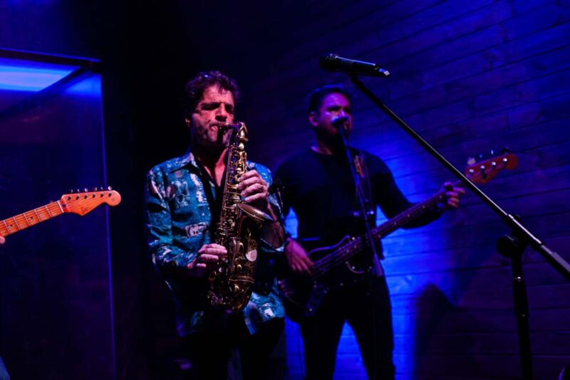 George Israel resgata sucessos do Kid Abelha no Pub 5 Elementos com ...