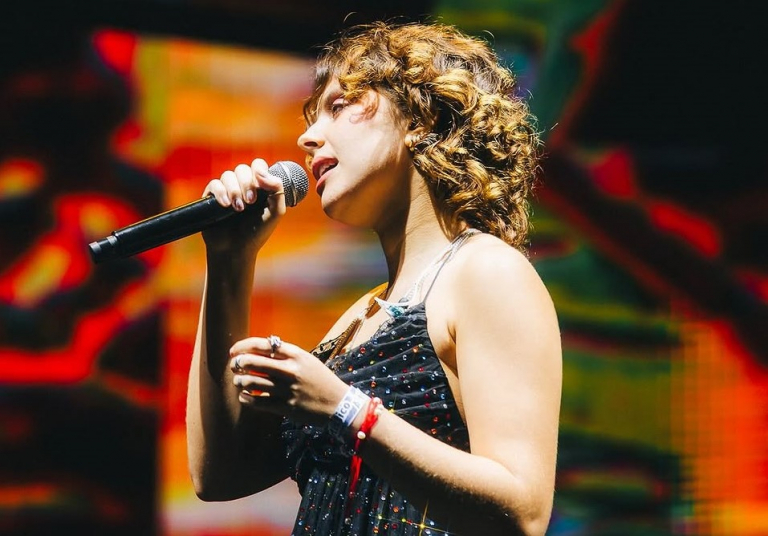 Flor Gil lança primeiro álbum com participação de Gilberto Gil e Vitão ...