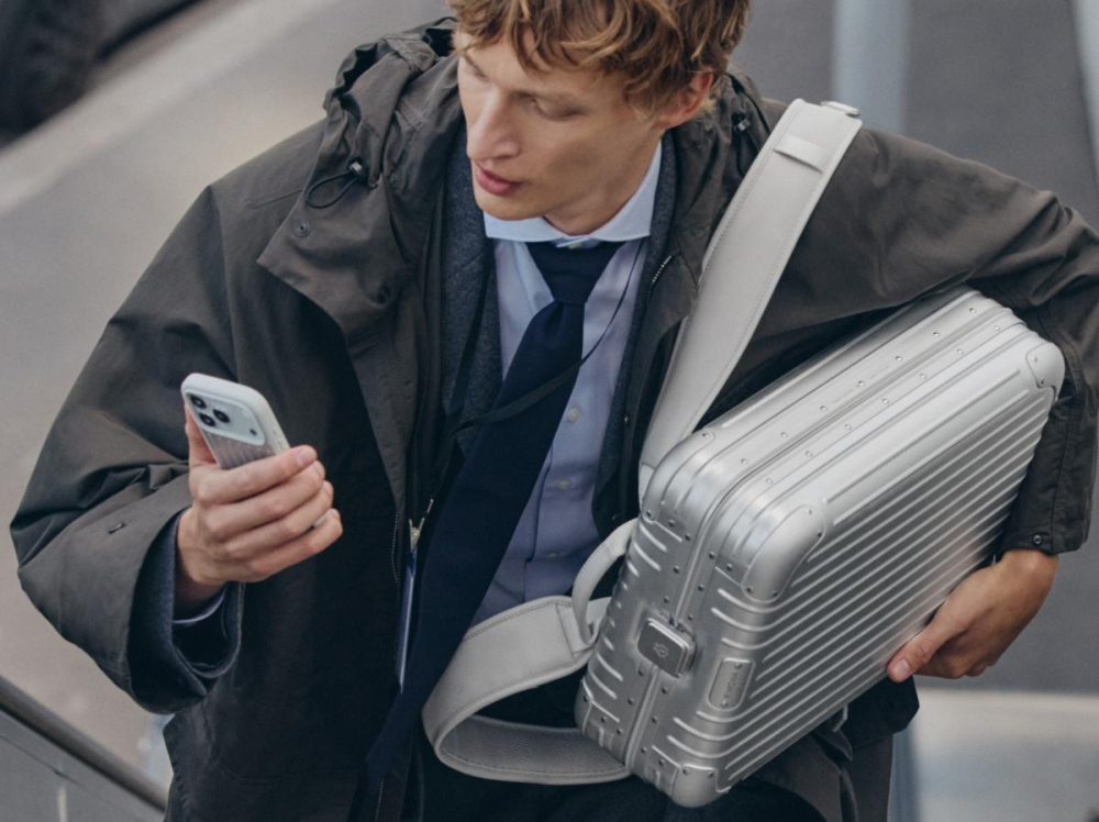Original Backpack em prata marca nova etapa da RIMOWA - Portal IN ...