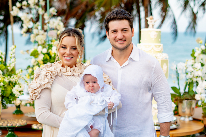 Fernanda Levy e Omar Macedo levam Omar Filho à pia batismal no Sítio ...