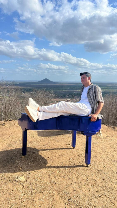 Pianista Paulo Rodrigo leva seu piano azul ao topo do Serrote de Ocara ...