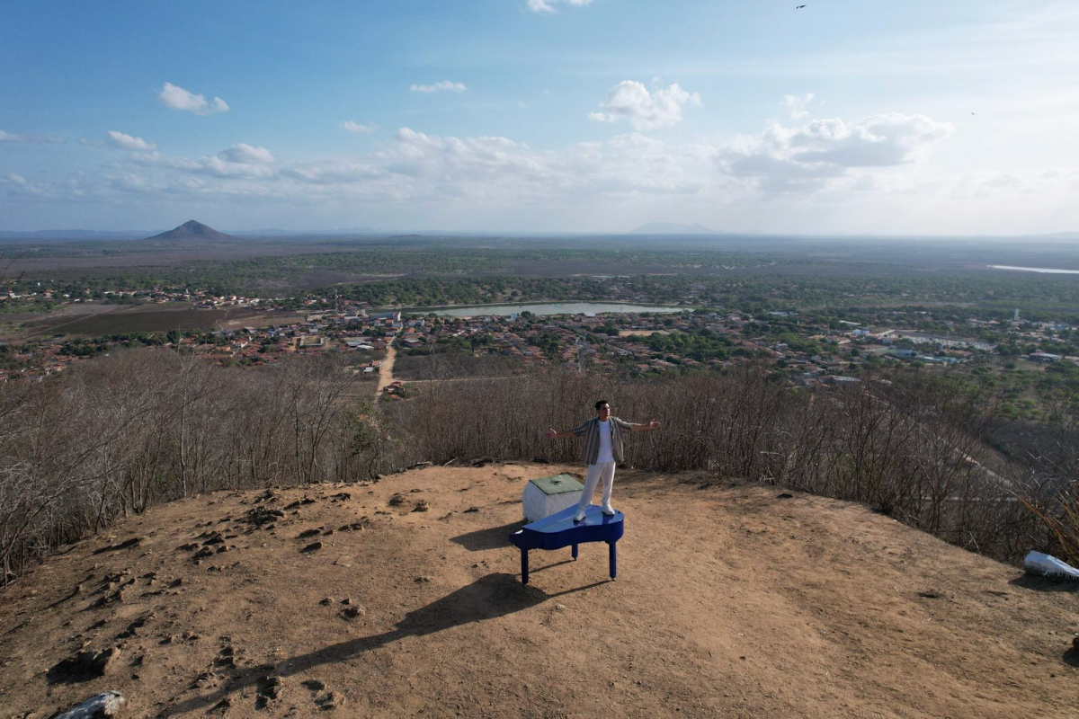 Pianista Paulo Rodrigo leva seu piano azul ao topo do Serrote de Ocara ...