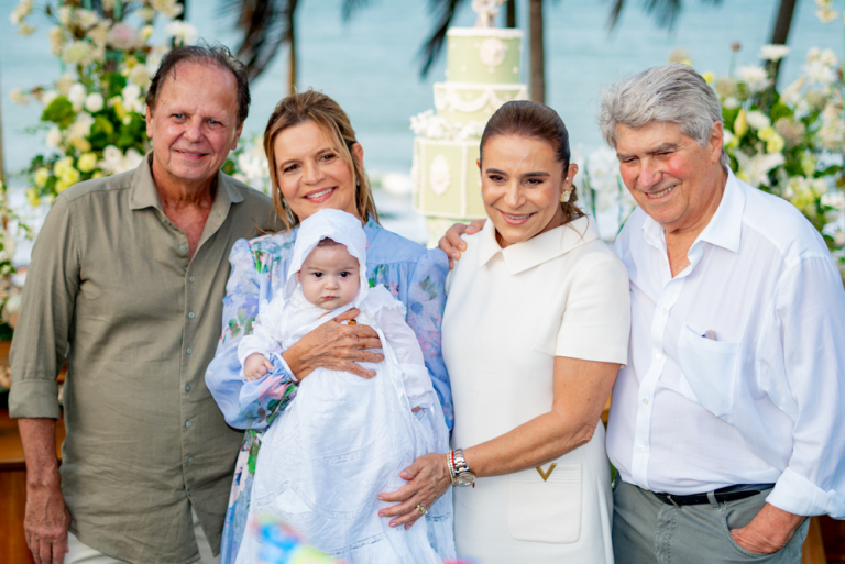 Fernanda Levy e Omar Macedo levam Omar Filho à pia batismal no Sítio ...