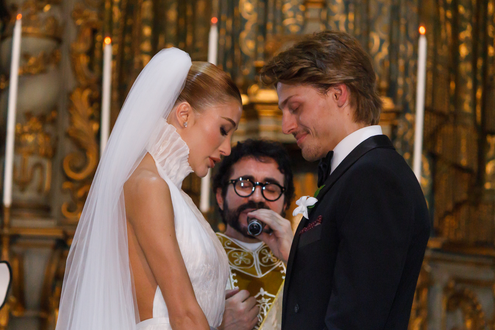 Esther Marques e Adolpho Mello dizem “sim” sob a bênção do Padre Fábio ...