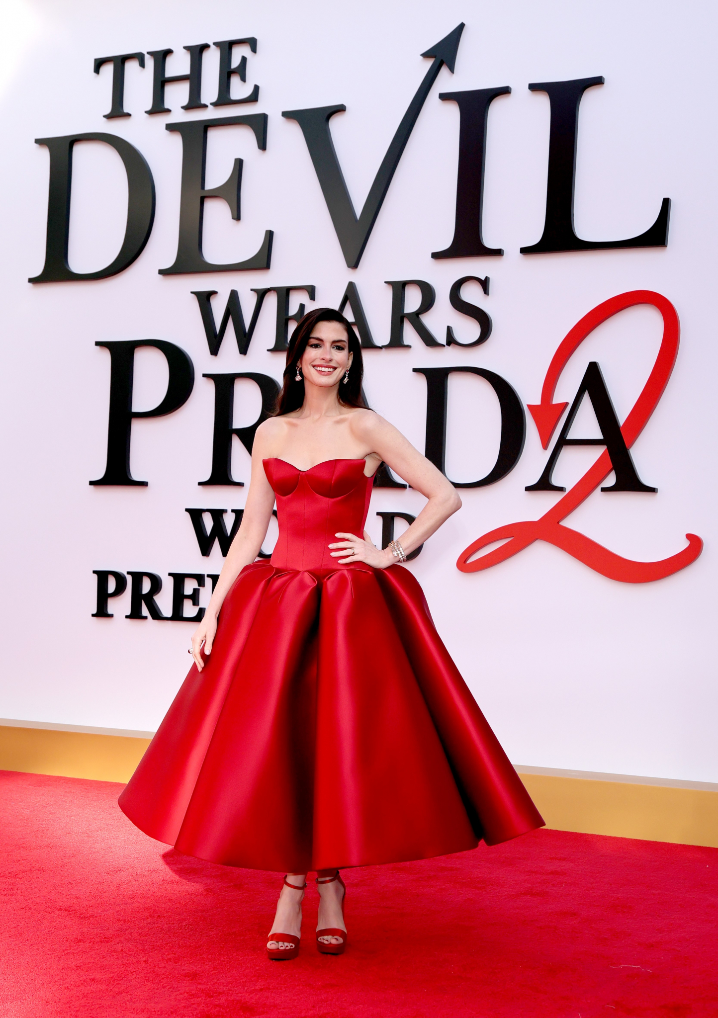 De Louis Vuitton, Anne Hathaway domina o red carpet na première de O ...